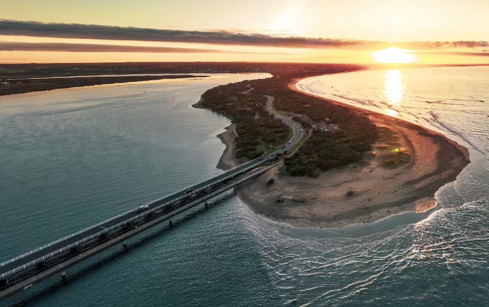 Bridge walk for Yes as No campaign is caught out - bay 93.9