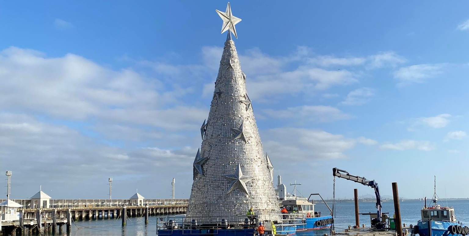 Famous floating Christmas tree returns - bay 93.9