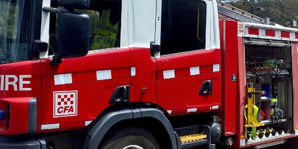Geelong CFA strike team joins Gippsland fire fight - bay 93.9