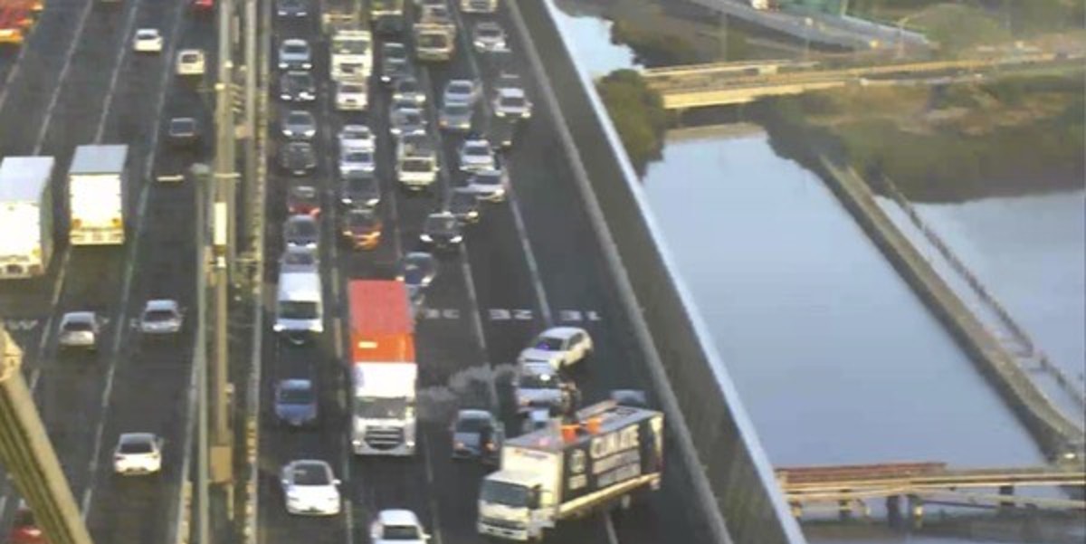 Traffic chaos as 25km jam hits West Gate Fwy - bay 93.9